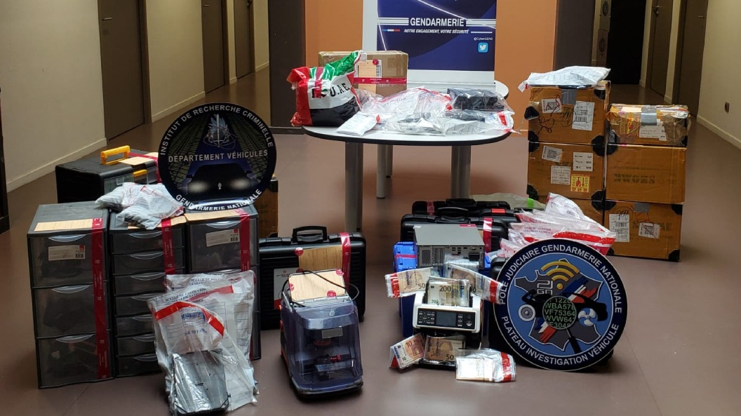 Gang that sold car hacking tools to thieves arrested in France ...